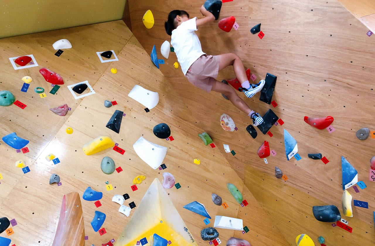 豊岡市栃江にオープンしたボルダリング施設「Boulder plus ボルダープラス」に行ってきたよ！ | オカダマ